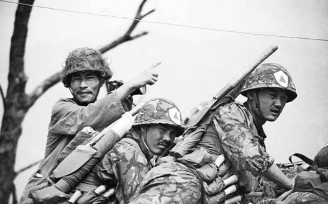 In the 1986 Laoshan battlefield photo "Death Kiss", what happened to ...