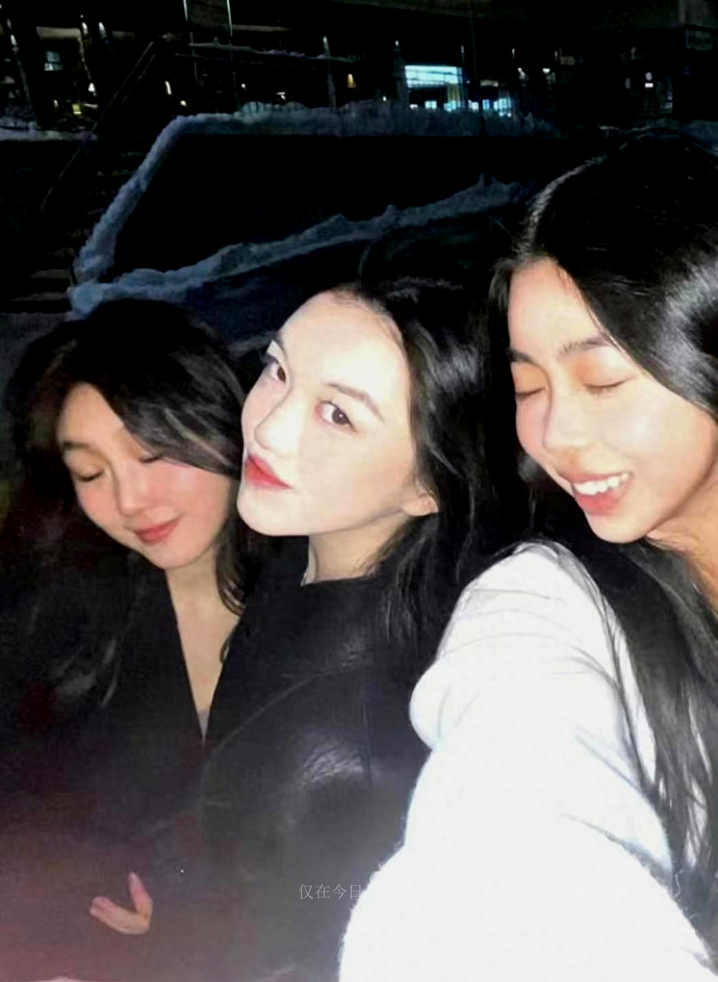 Li Yan vacationed abroad with her friends, wearing a bikini to show off ...