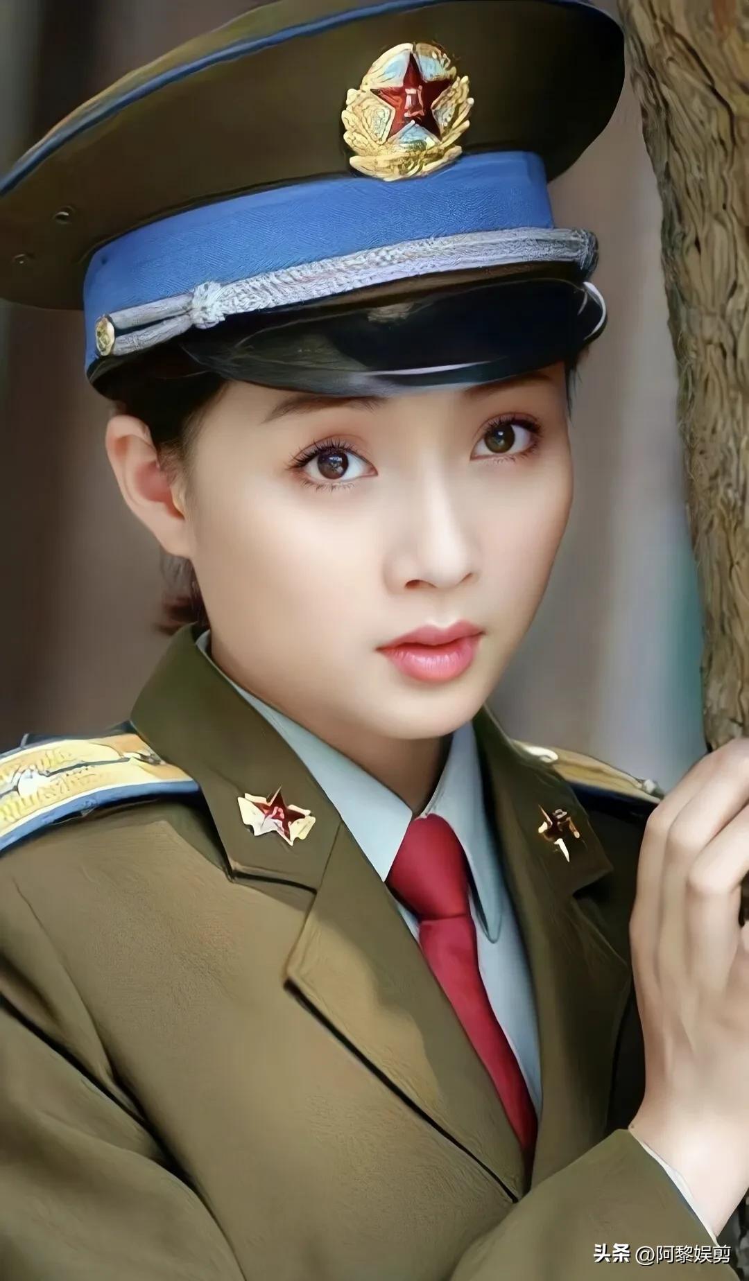 The actress in military uniform is valiant, handsome and handsome - iNEWS