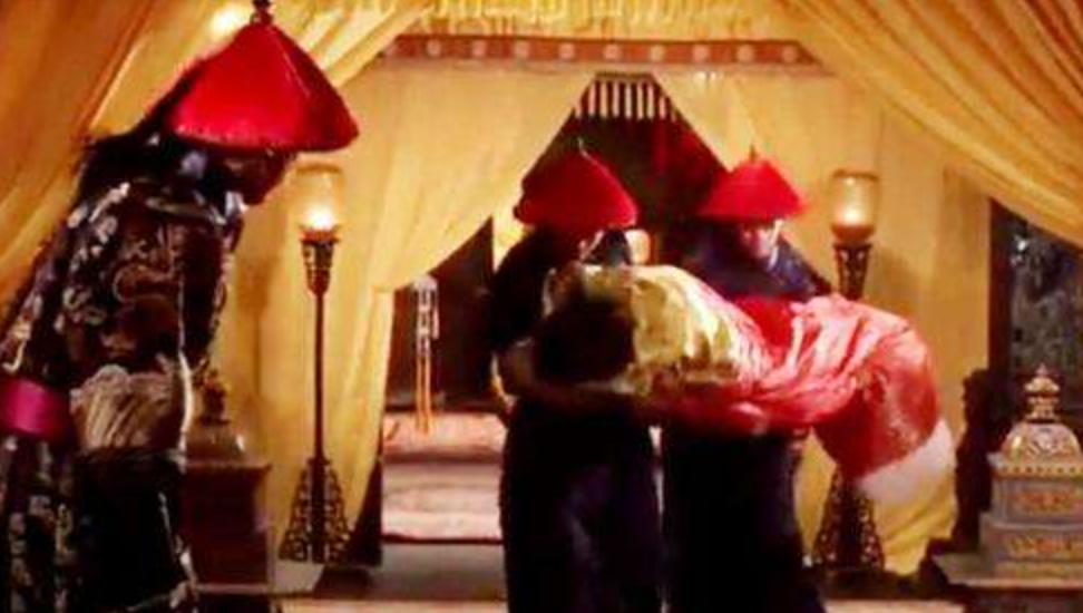 The concubine of the Qing Dynasty went to bed, stripped naked and ...