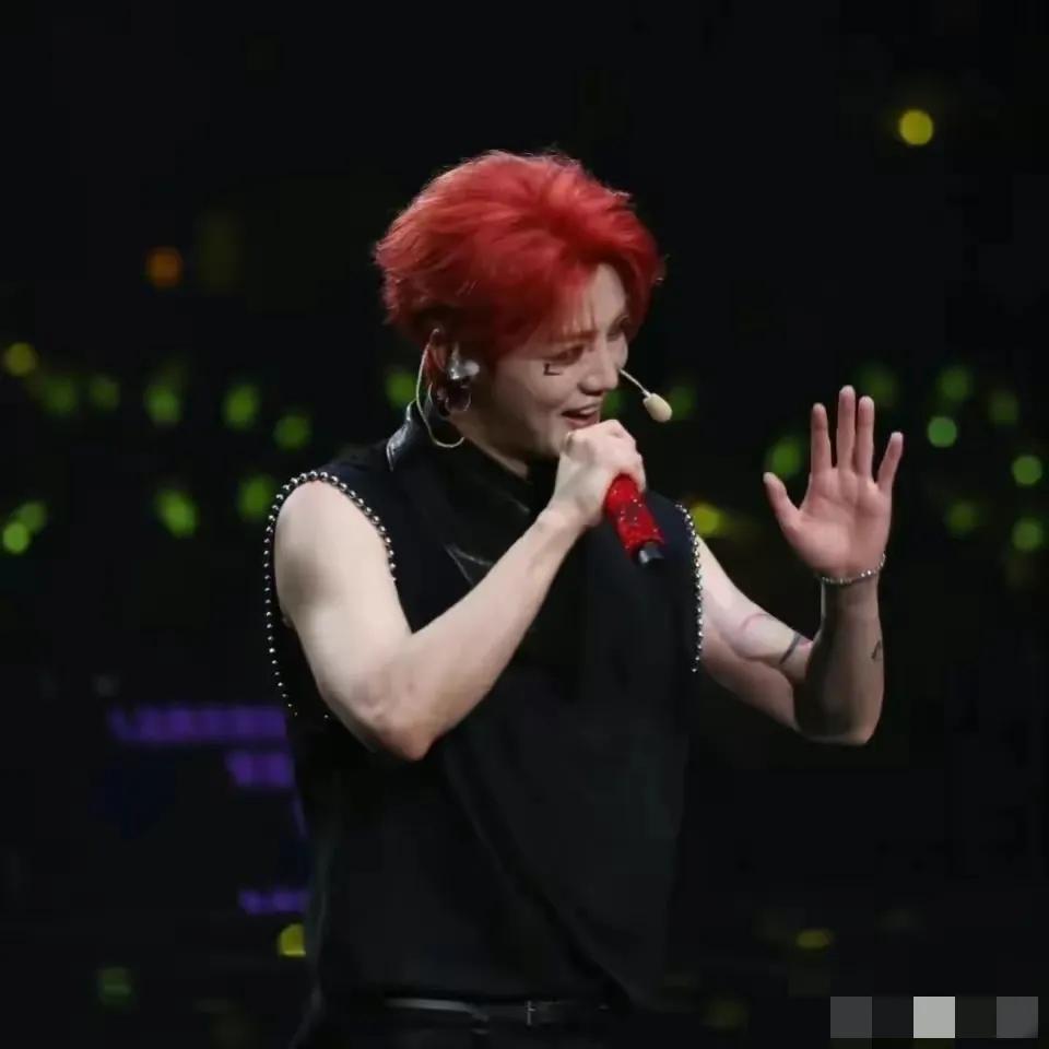 Lu Han's stunning Shanghai concert! The cool and handsome red-haired ...