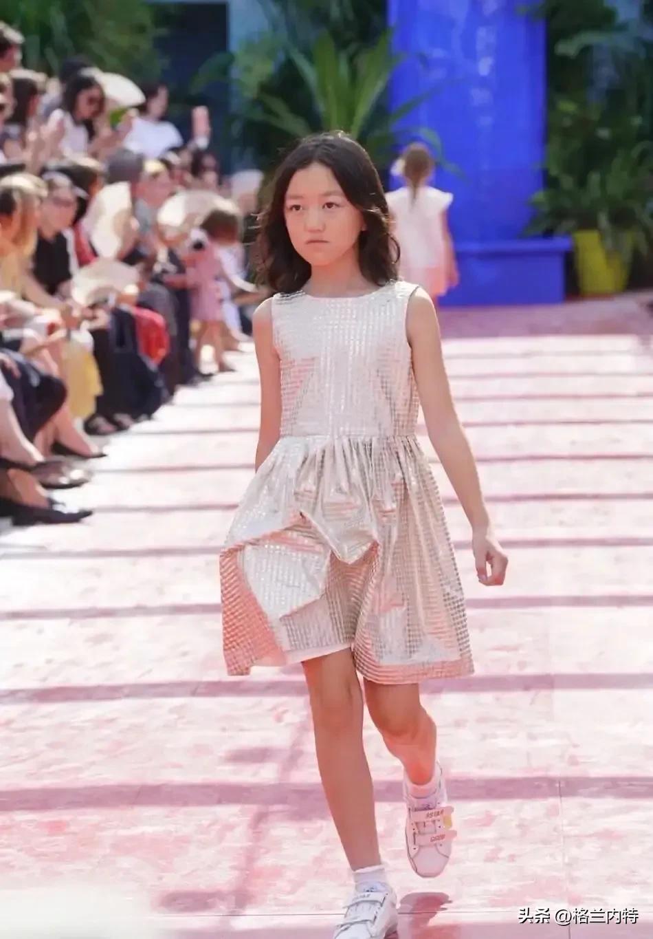 Huang Lei's Daughter and Faye Wong's Daughter Walk the Show - iNEWS