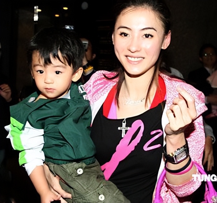 Nicholas Tse knelt down to teach his eldest son to ski! Hong Kong media ...