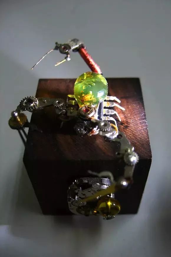 Kneel down!The great god turned the amber beeswax into a Transformer ...