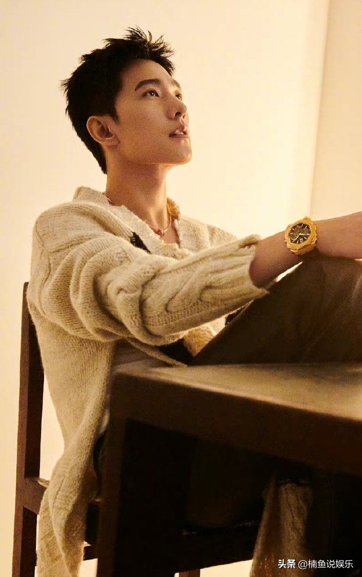 Yang Yang shows off his muscles in a photo shoot and wears a white vest ...