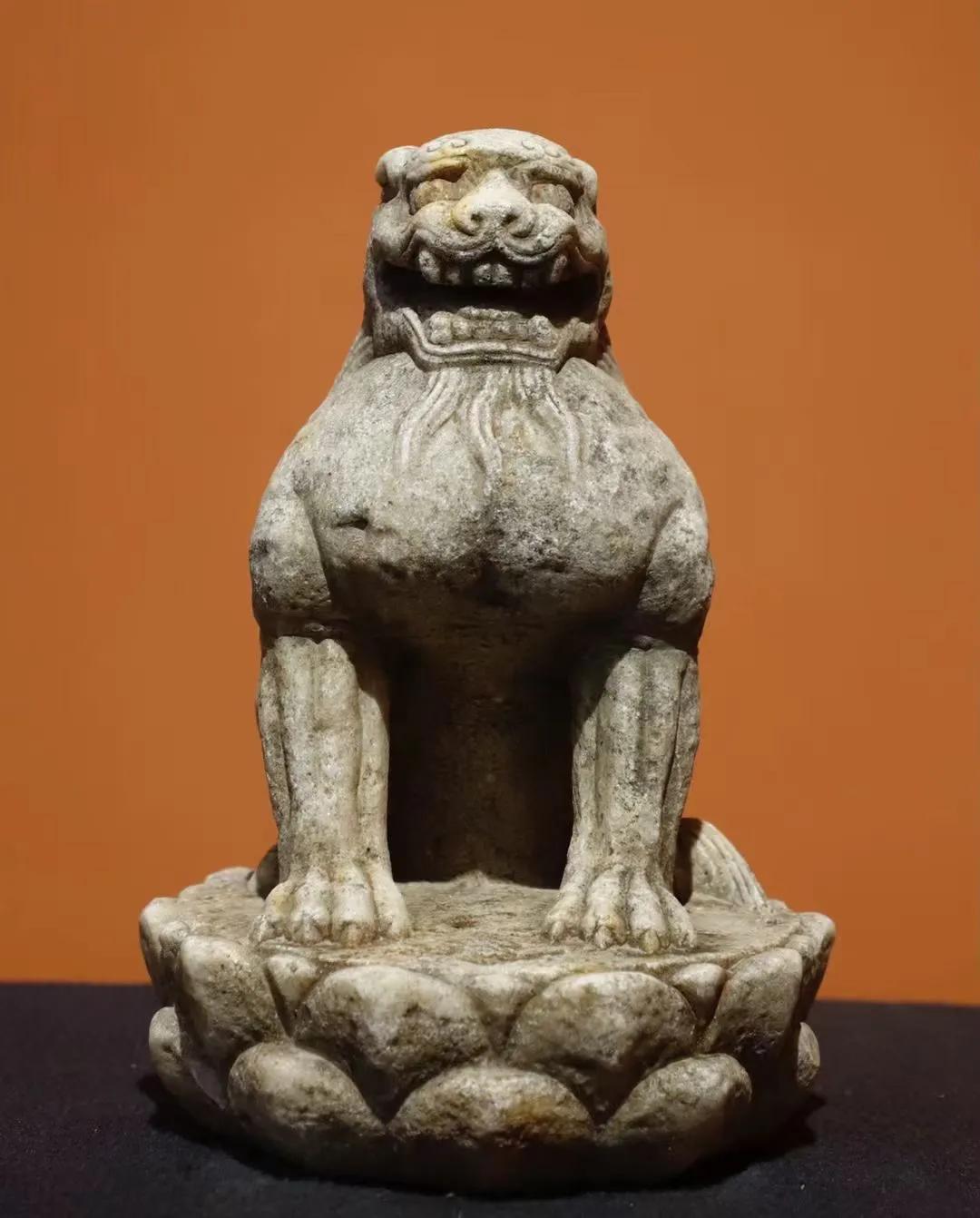 Tang Han white jade lion is 30cm high and 20cm in diameter - iNEWS