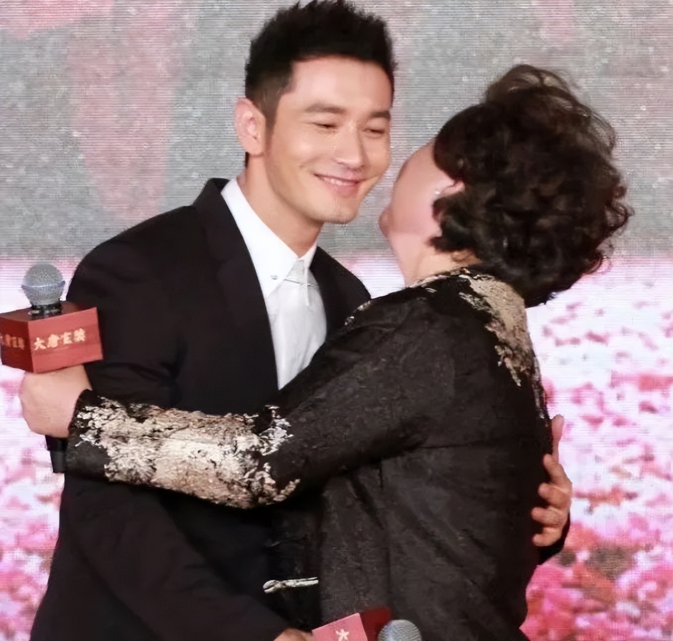 70-year-old baby muscle, Huang Xiaoming's mother is too young! In front ...