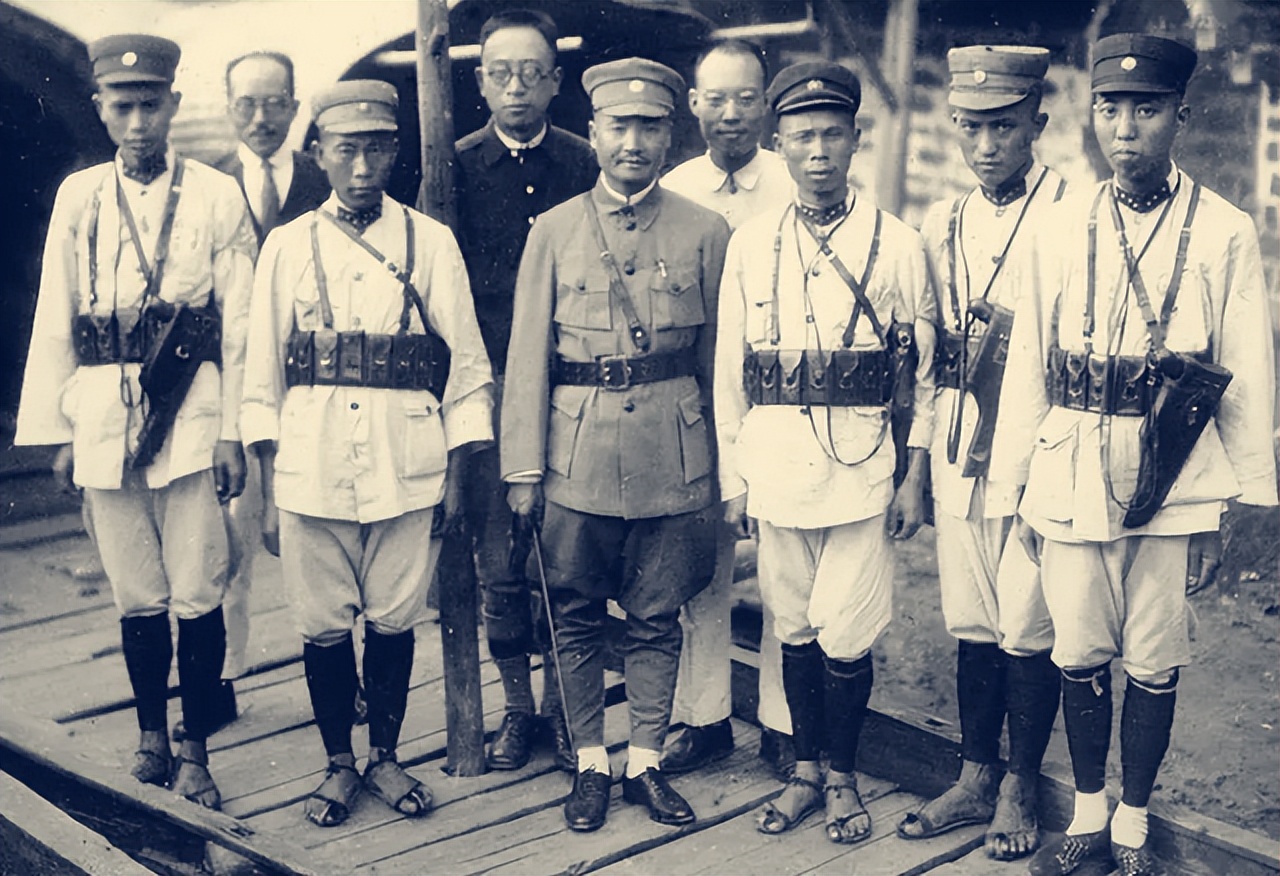 Why is the Sichuan clique with 400,000 troops always a second-rate ...