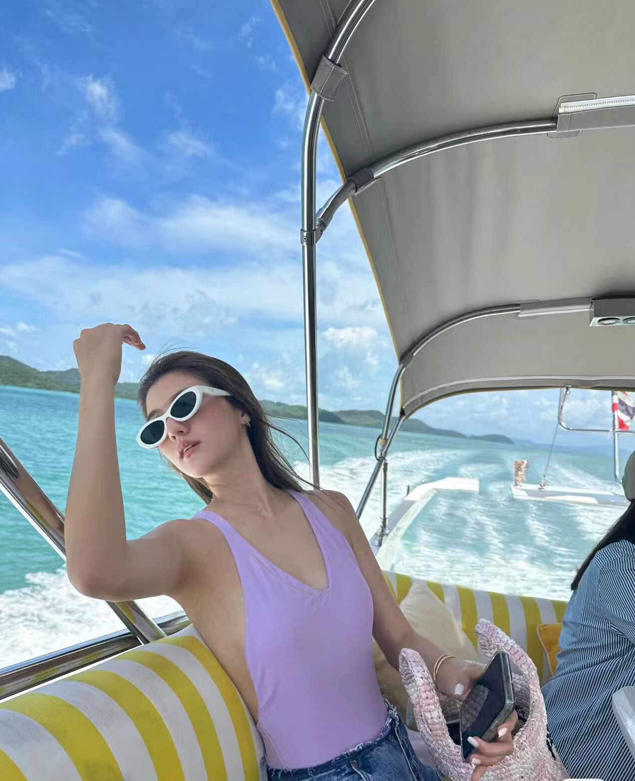 Wu Qianyu posted photos in swimsuits, took a boat trip with Shi Boxiong, and the man smoked and ...