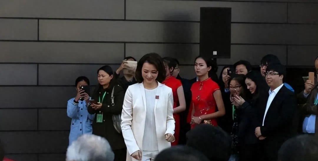 Dong Qing rarely attends business performances! Wearing a satin ...