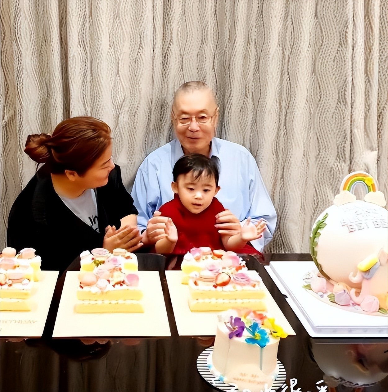 Liu Shikun is 81 years old and has a daughter. The little princess is ...