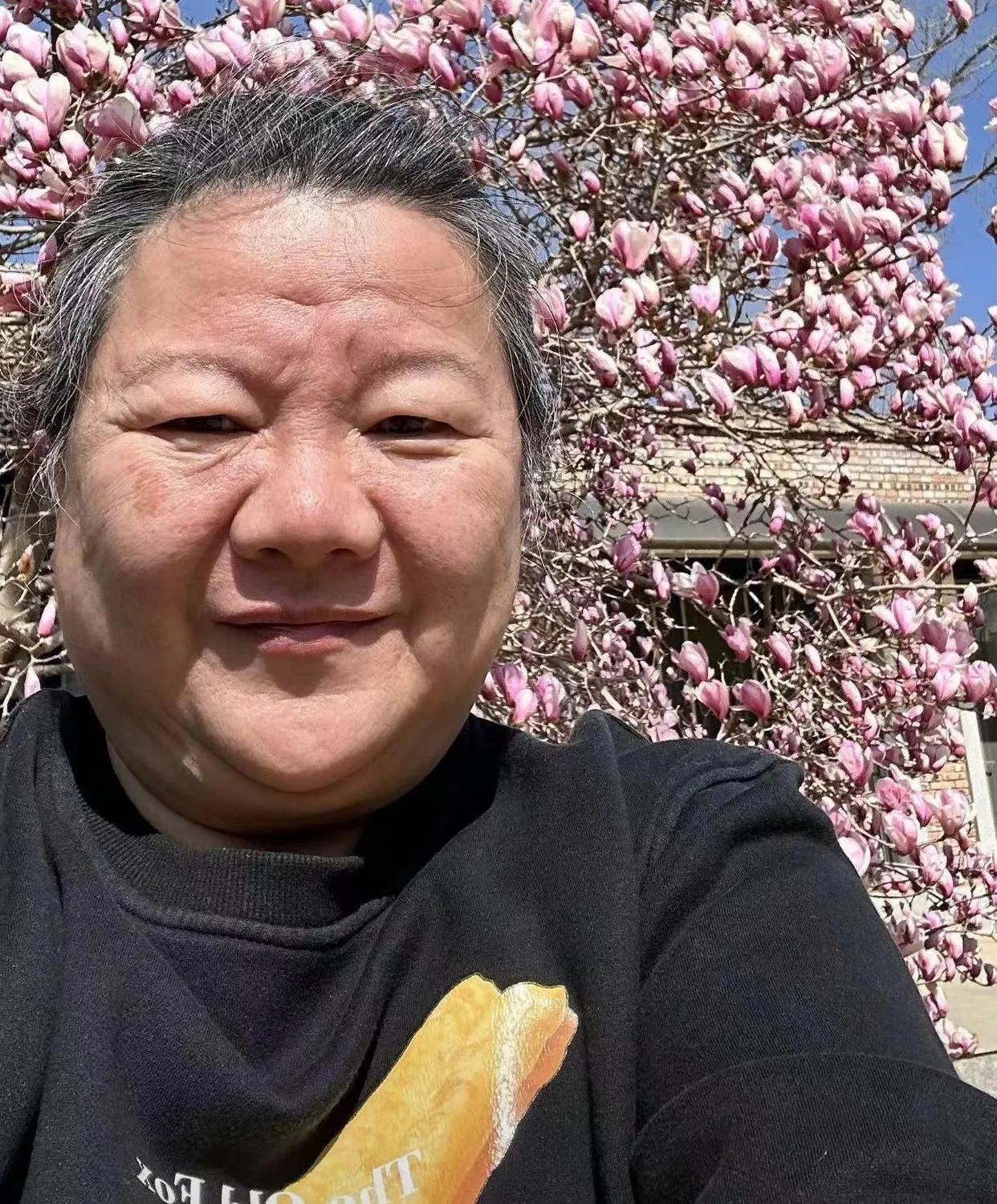 62-year-old Hong Huang has gray hair, a bloated figure, and a wrinkled ...