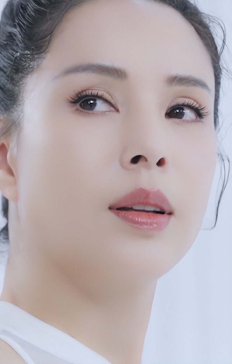 56-year-old Li Ruotong challenged to sleep on the rope!Wearing a vest ...