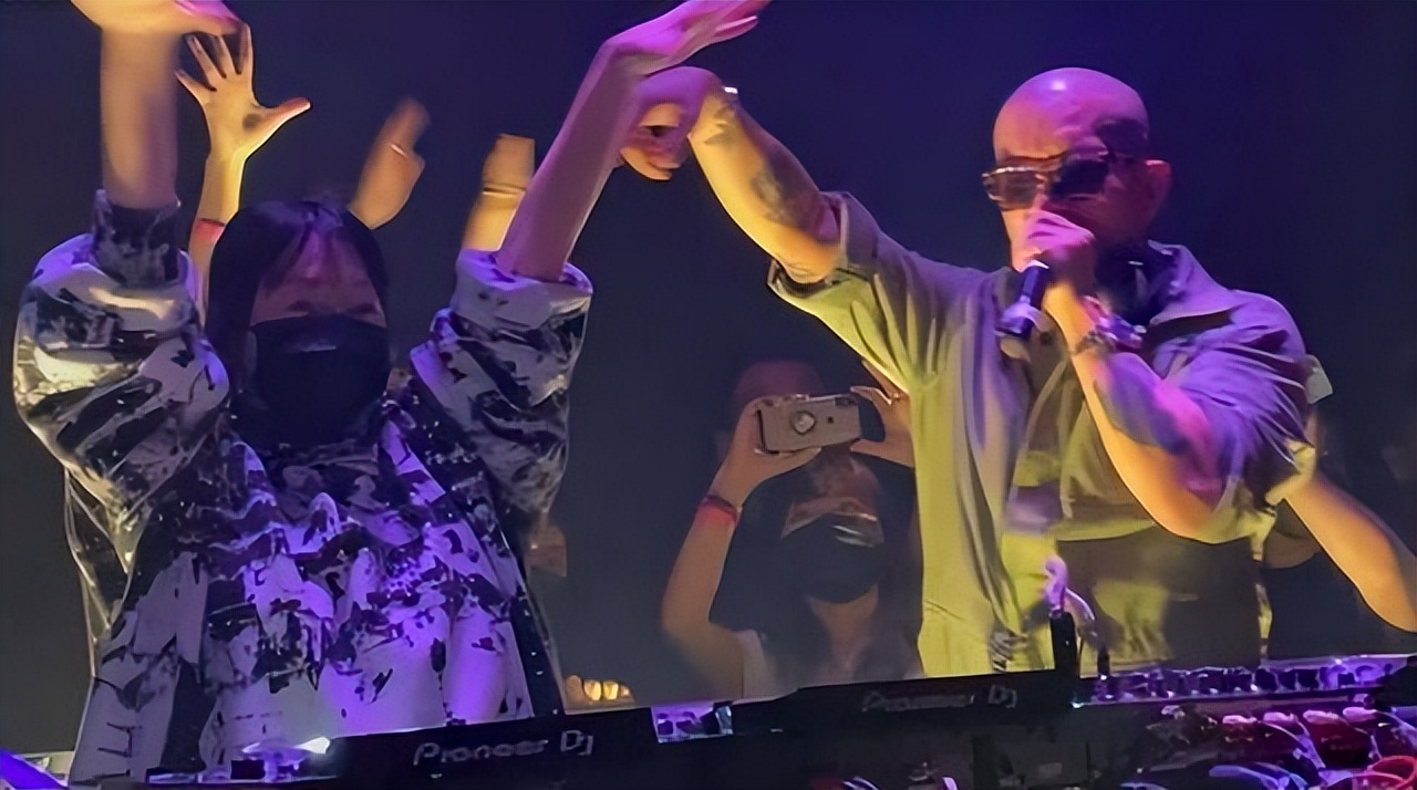 Gu Junye's first show after marriage, Xiao S joined her husband Xu ...