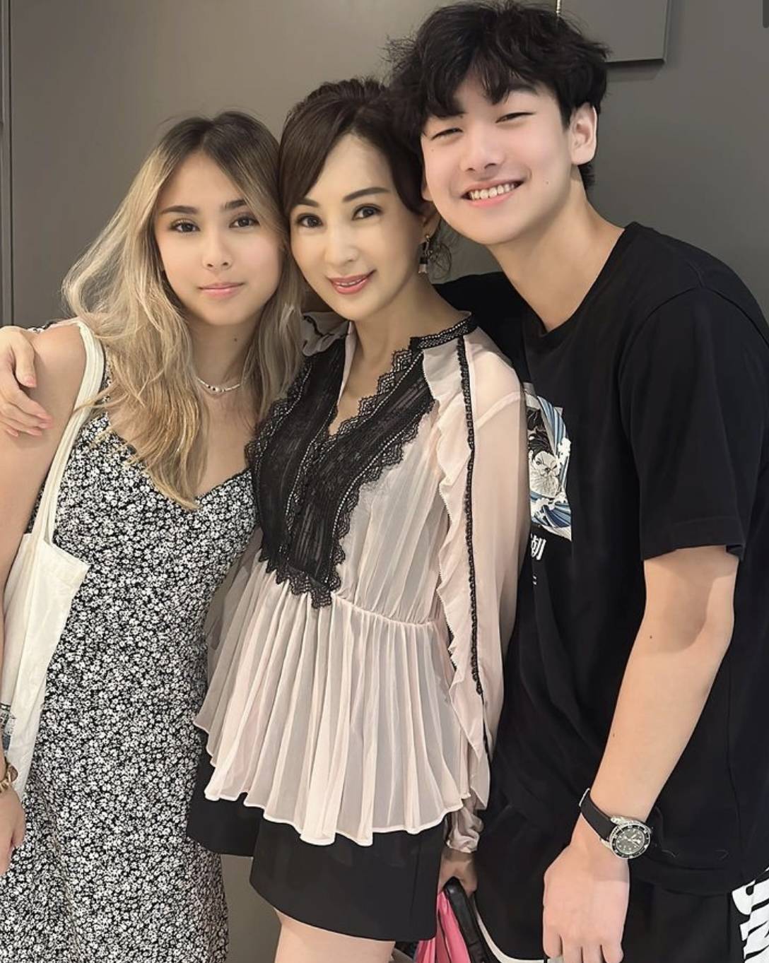 Luo Lin's 59th birthday, his underage son and his girlfriend came to ...