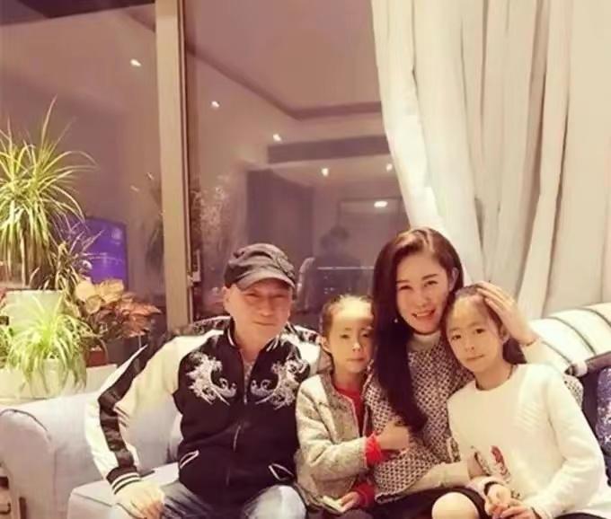 Tang Zhenye's twin daughters debuted on the runway, with beautiful legs ...