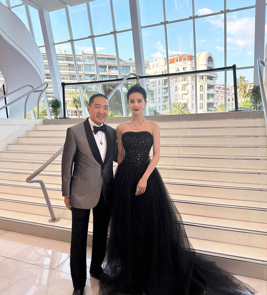 Liu Shishi posted a yellow dress at the film festival, eating ice cream ...