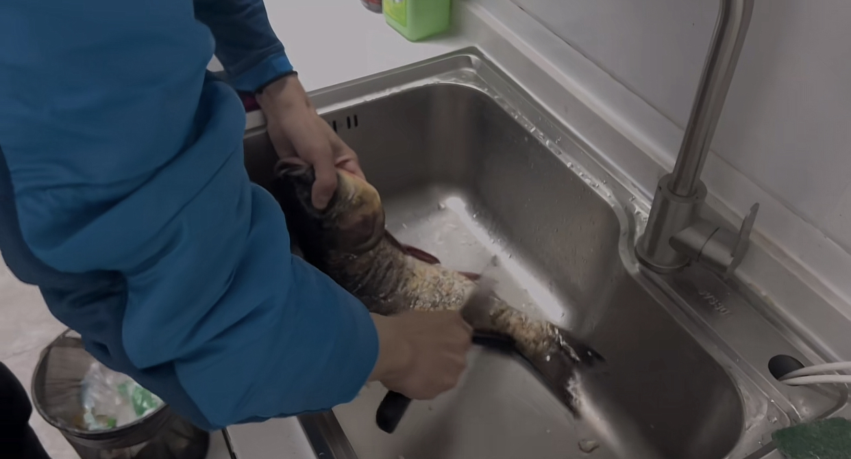 "The Knockout" Lao Mo uses a rural earthen stove to cook fish! Skilled ...