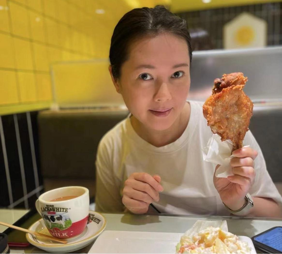 56-year-old Hong Kong star Li Lizhen appeared on the street to play and ...