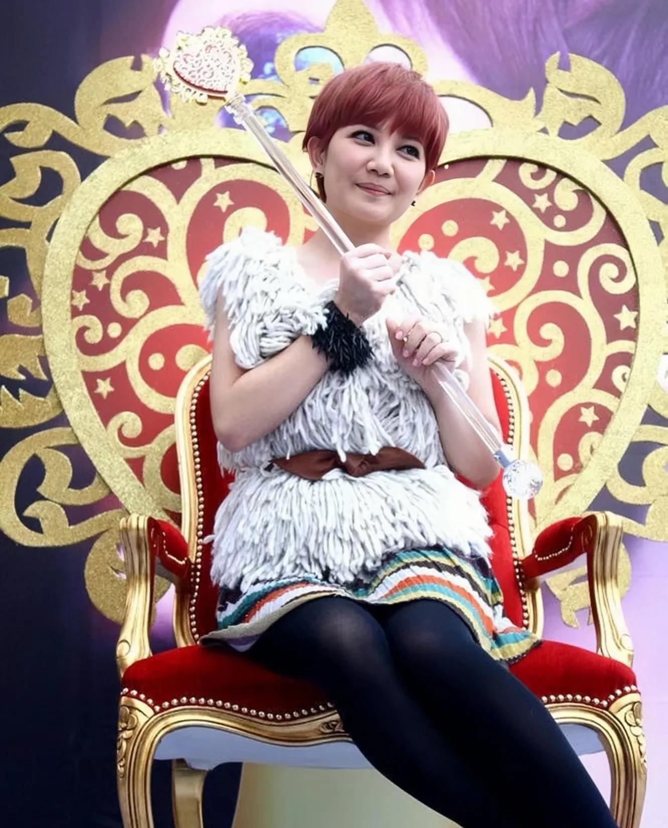 Liang Jingru appeared at the concert, she was too fat to recognize her, her pair of jade legs ...