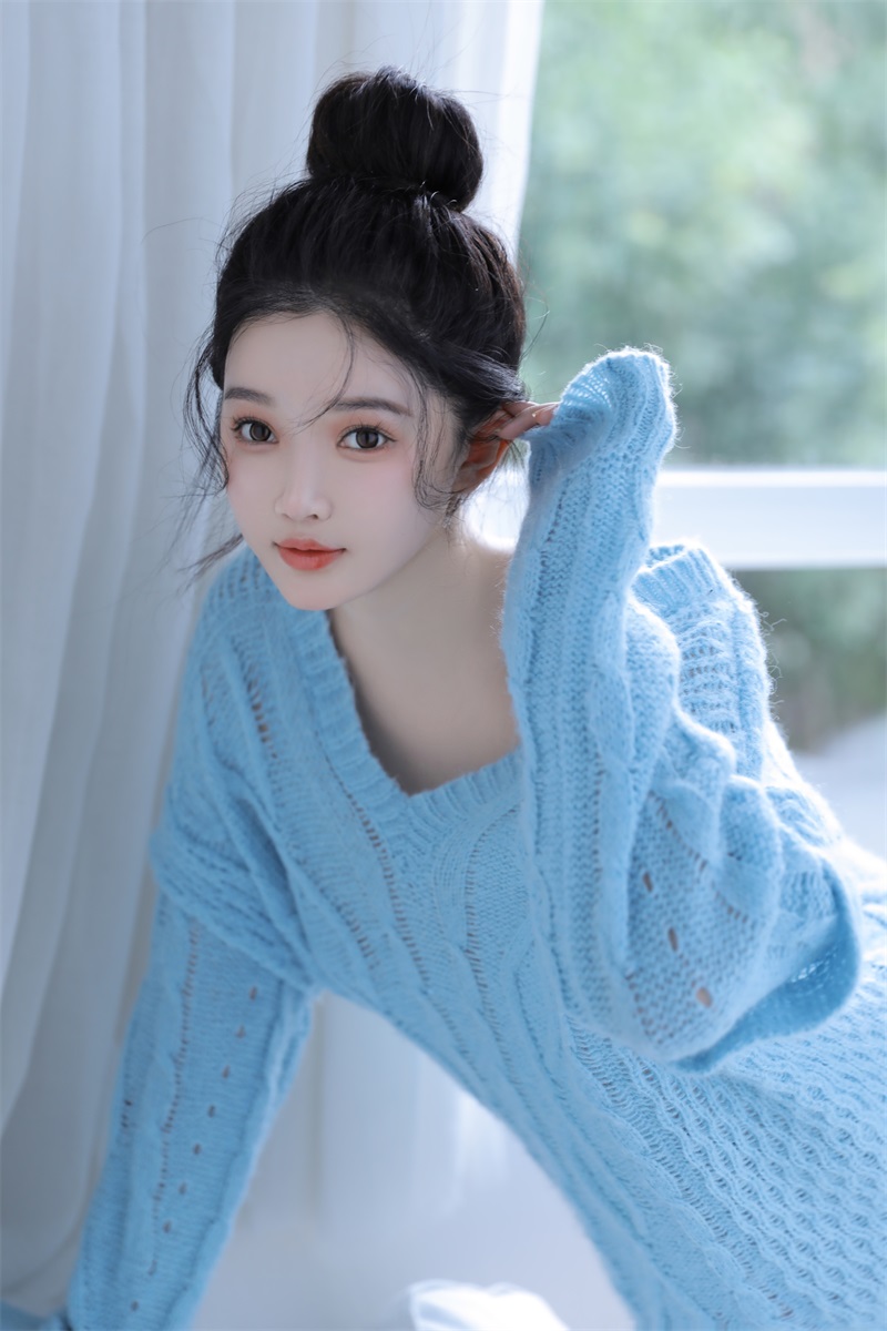 Sun Xinya shoots a fashion blockbuster, sky blue tube top sweater ...