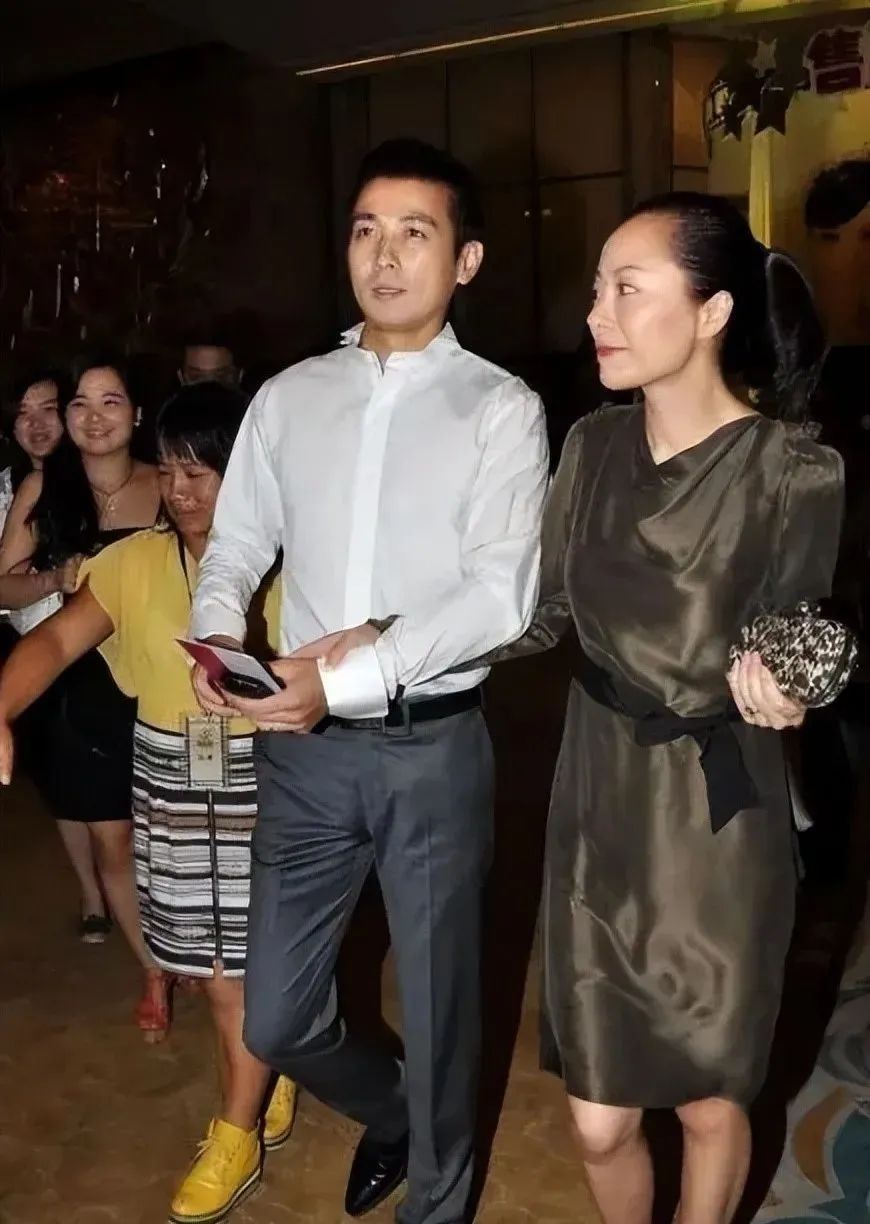 Bao Jianfeng's family photo was exposed. His wife dyed her hair blonde and her fashionable ...
