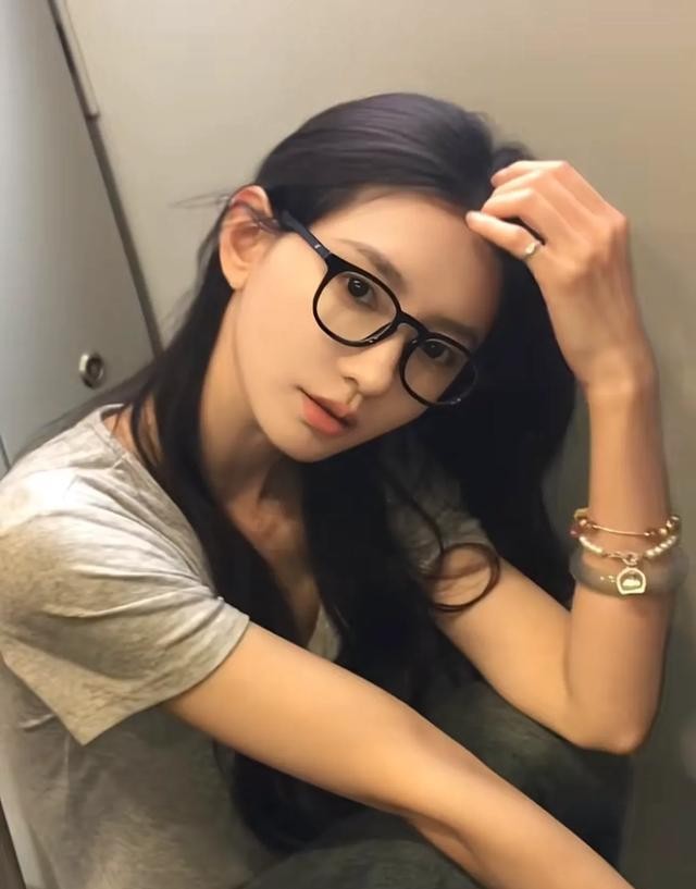 Yu Zheng officially announced the signing of a new female artist Zhang ...
