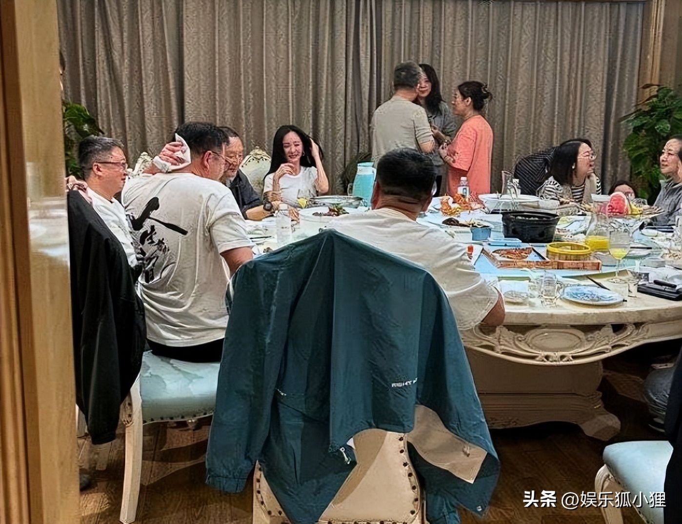 Yang Mi Suyan attended the crew dinner, wearing a white T-shirt, simple ...