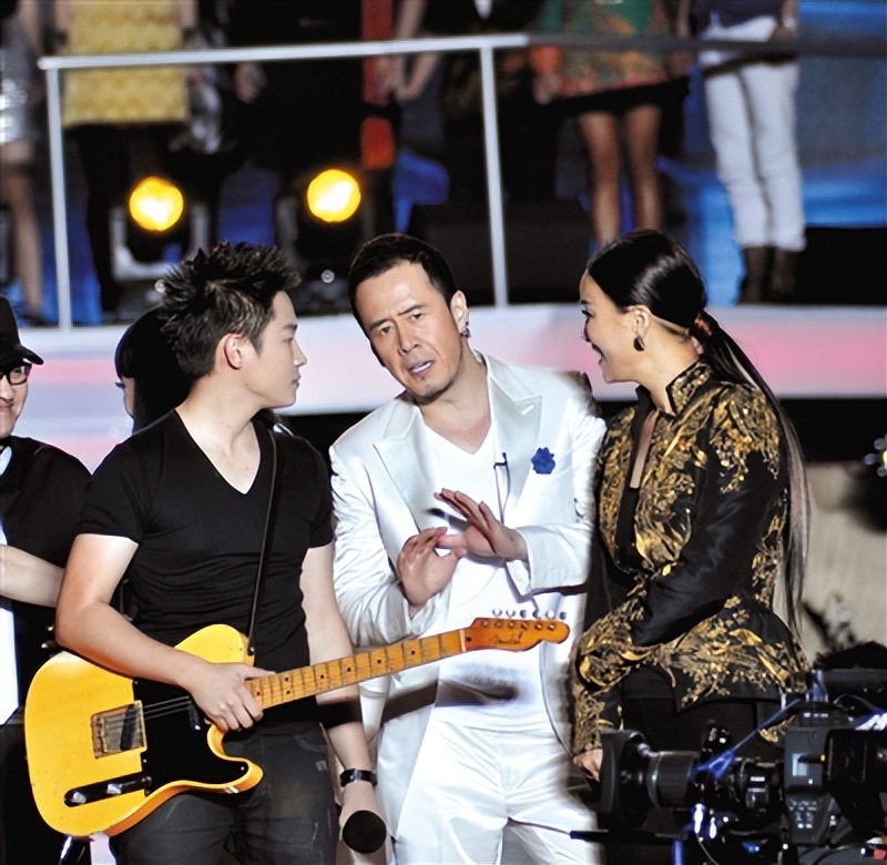 Intimate photo of Yang Kun and his friends Na Ying, Wang Feng, Li Yapeng, Zhang Jie, Chen Lin ...