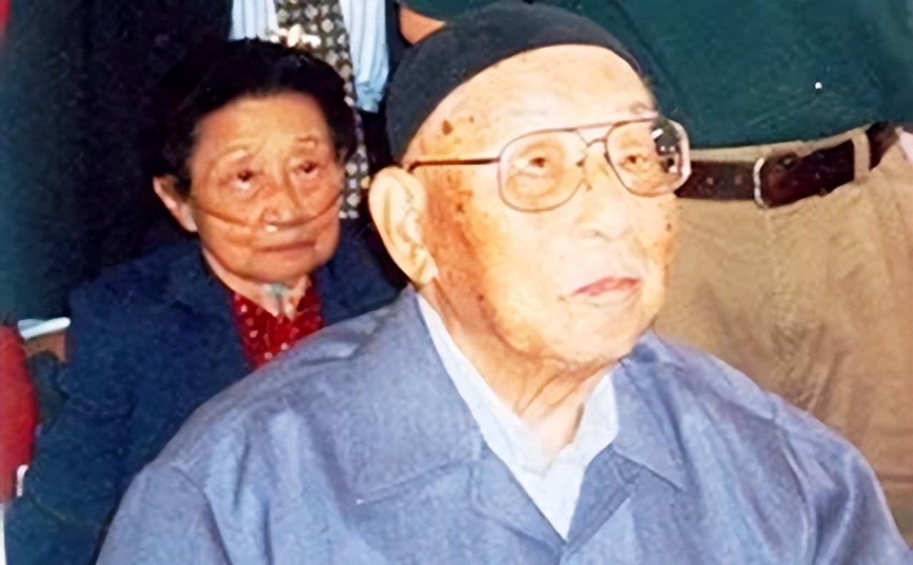 In 1999, Yang Hucheng's grandson visited 99-year-old Zhang Xueliang ...