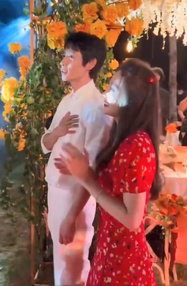 Wei Chen wedding dinner exposed, wife Yu Wei dances and Zhang Yuan sings "Guests", romantic as ...