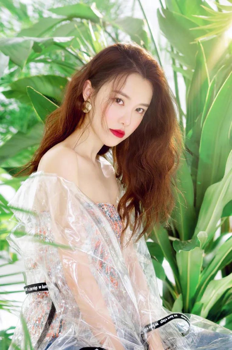 Beautiful actress and model Huang Yilin, with good looks and good ...