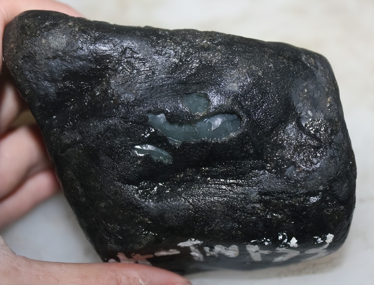 Today I will tell you about the bottom stone of Burmese jadeite black ...