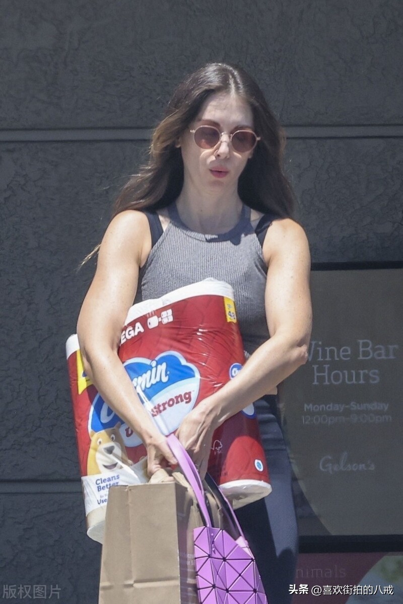 Alison Brie gray vest + sneakers leisurely and casual - iMedia