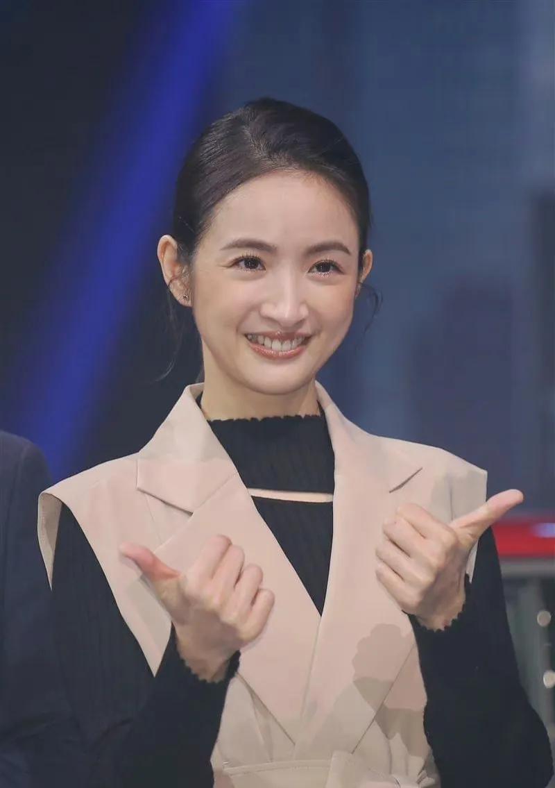 Ariel Lin answered yes with high EQ, wearing khaki wool clips and black ...