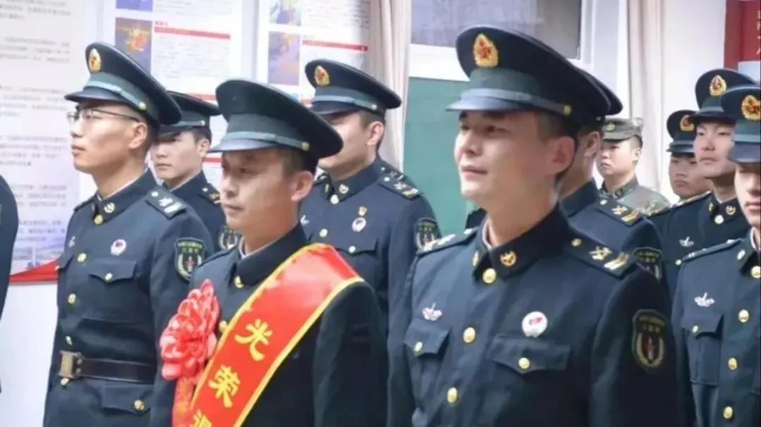 What is the difference between a sergeant and a non-commissioned ...