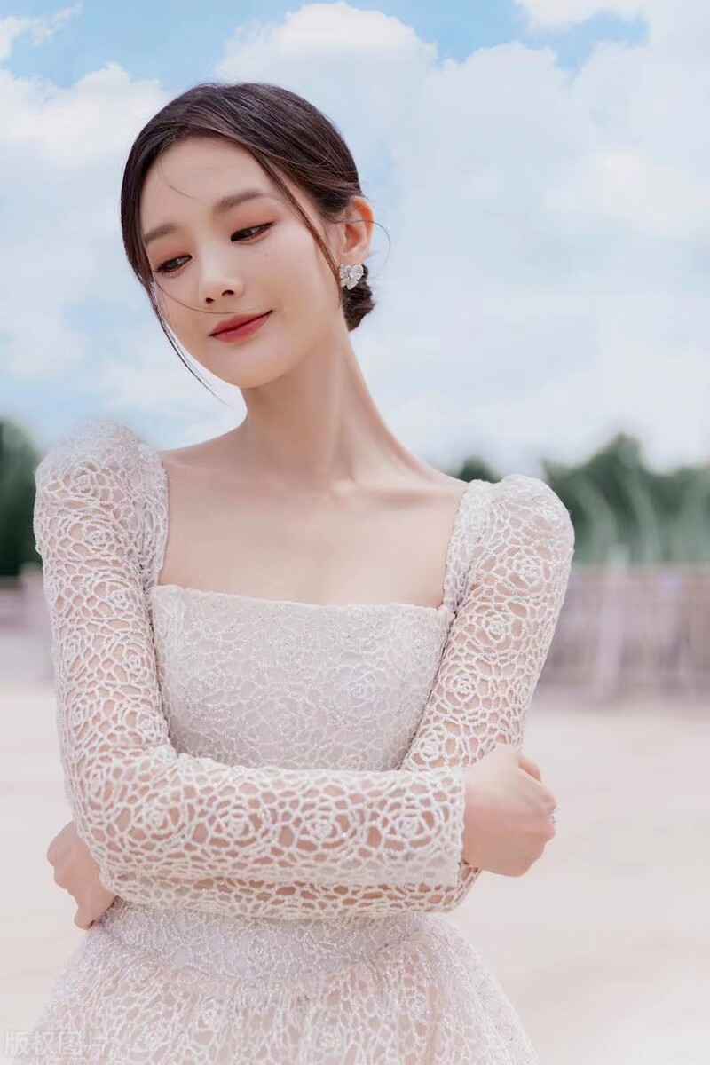 Li Yitong, a little bit of Liu Shishi's feet, beautiful - iNEWS