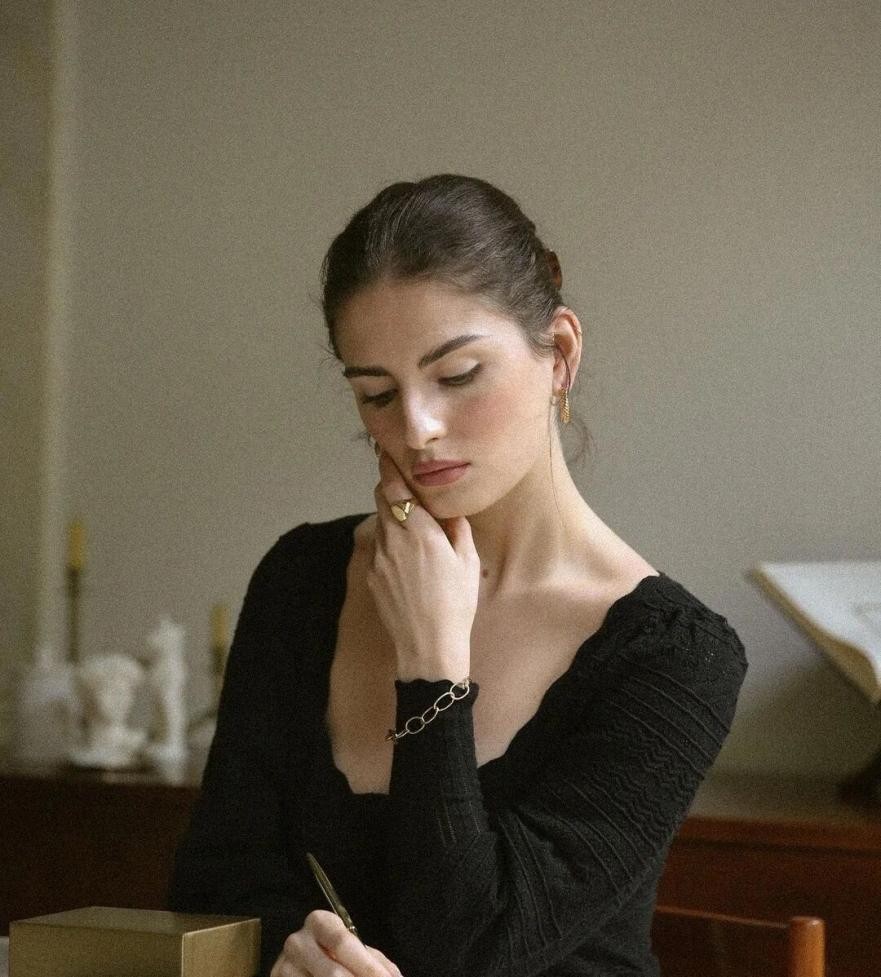 Why do some women look average and have a medium figure, but show a ...