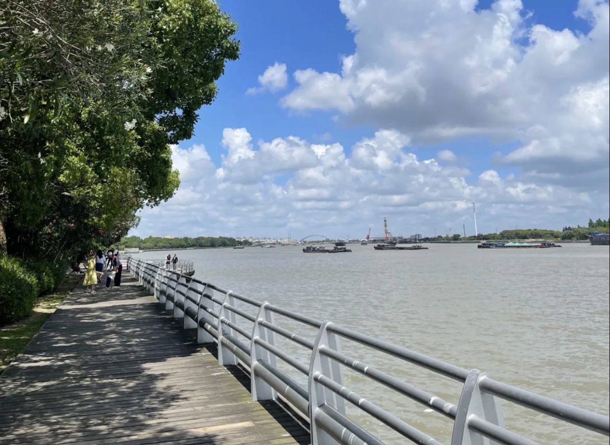 Shanghai Park, built in the first bay of Pujiang, where the Huangpu ...