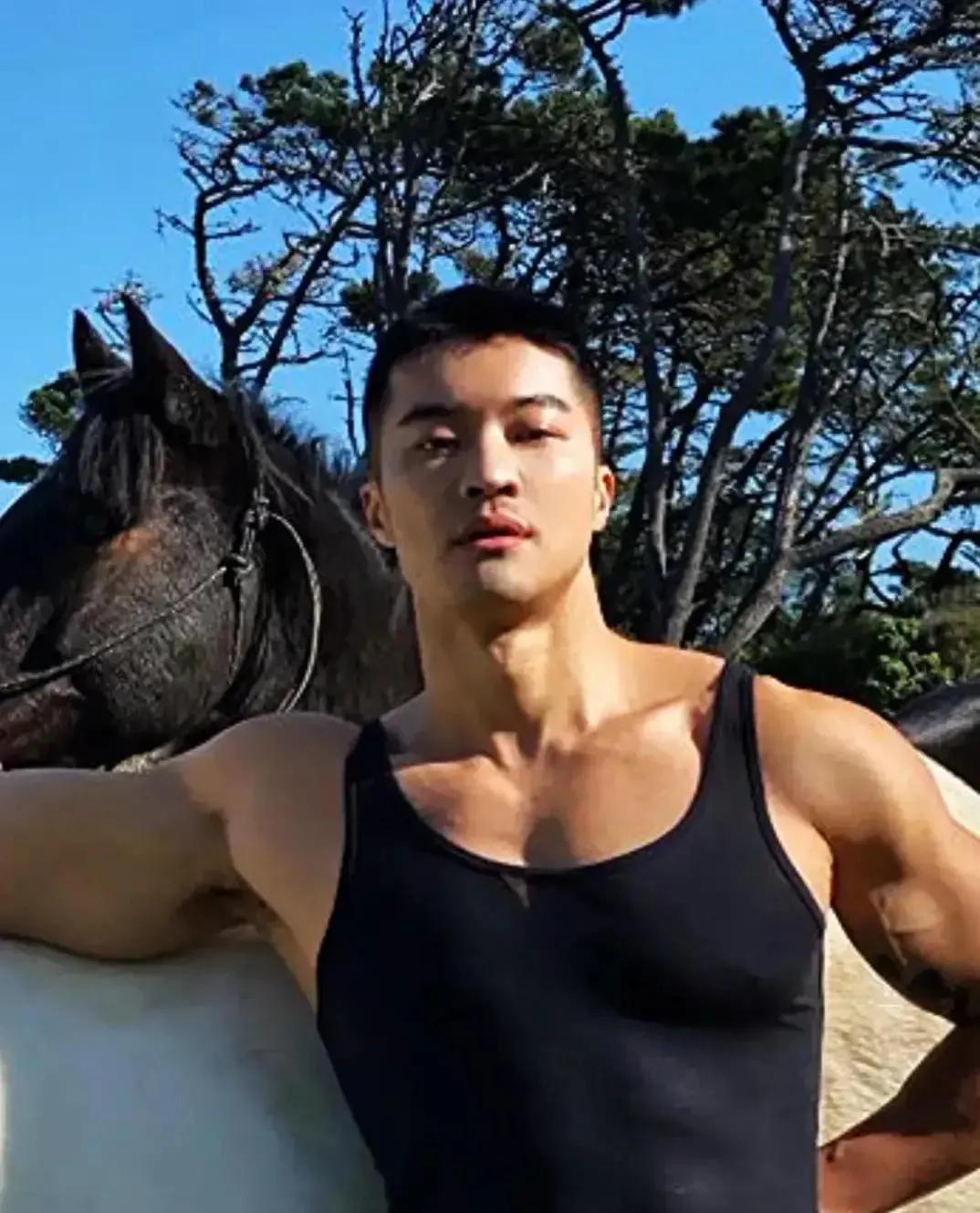 Fan Ye's handsome and handsome photo works, his appearance and wild body make us envious - iNEWS