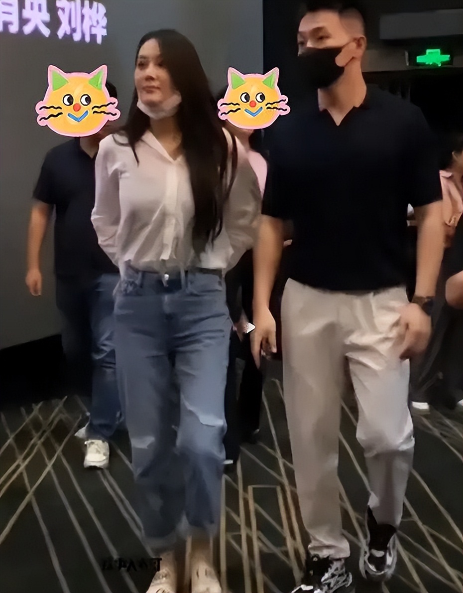 Zhang Xinyu He Jie supports Wang Baoqiang's new movie, the woman clings to her and reveals her ...