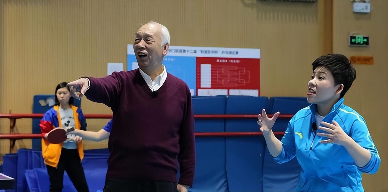 A recent photo of Deng Yaping's family of three, the 16-year-old son is ...