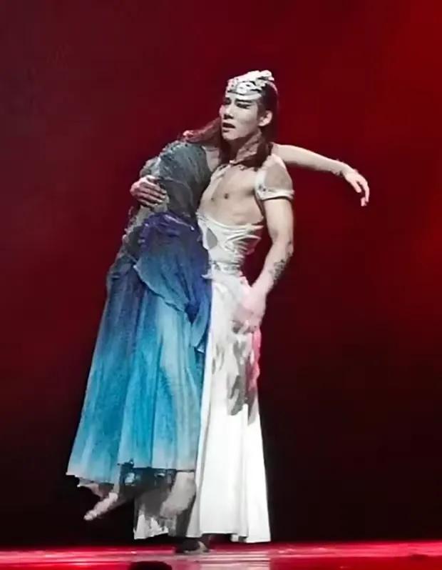 64-year-old Yang Liping's peacock dance was questioned: the male dancer ...