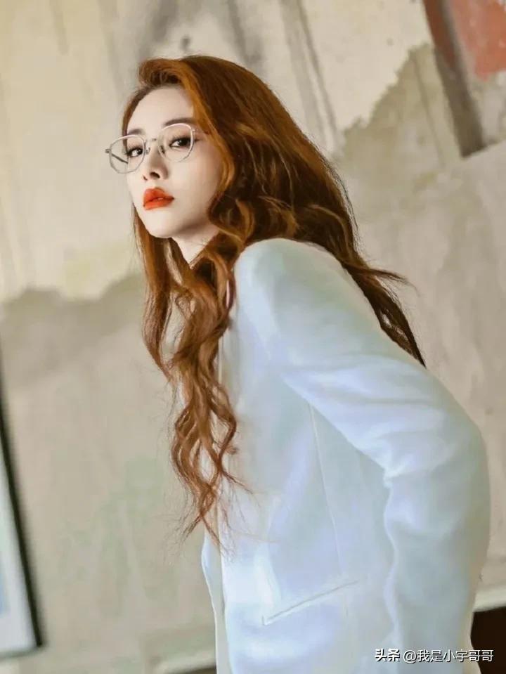 Yu Yan's latest modeling blockbuster is released, a pure white suit ...