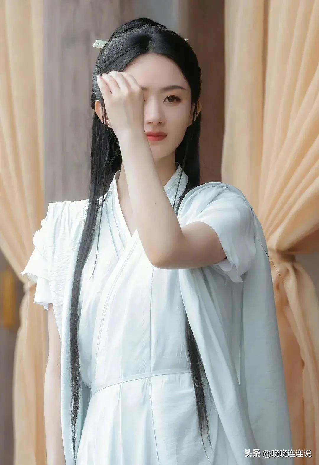 Zhao Liying and Feng Xing's long purple dress are floating in the water ...