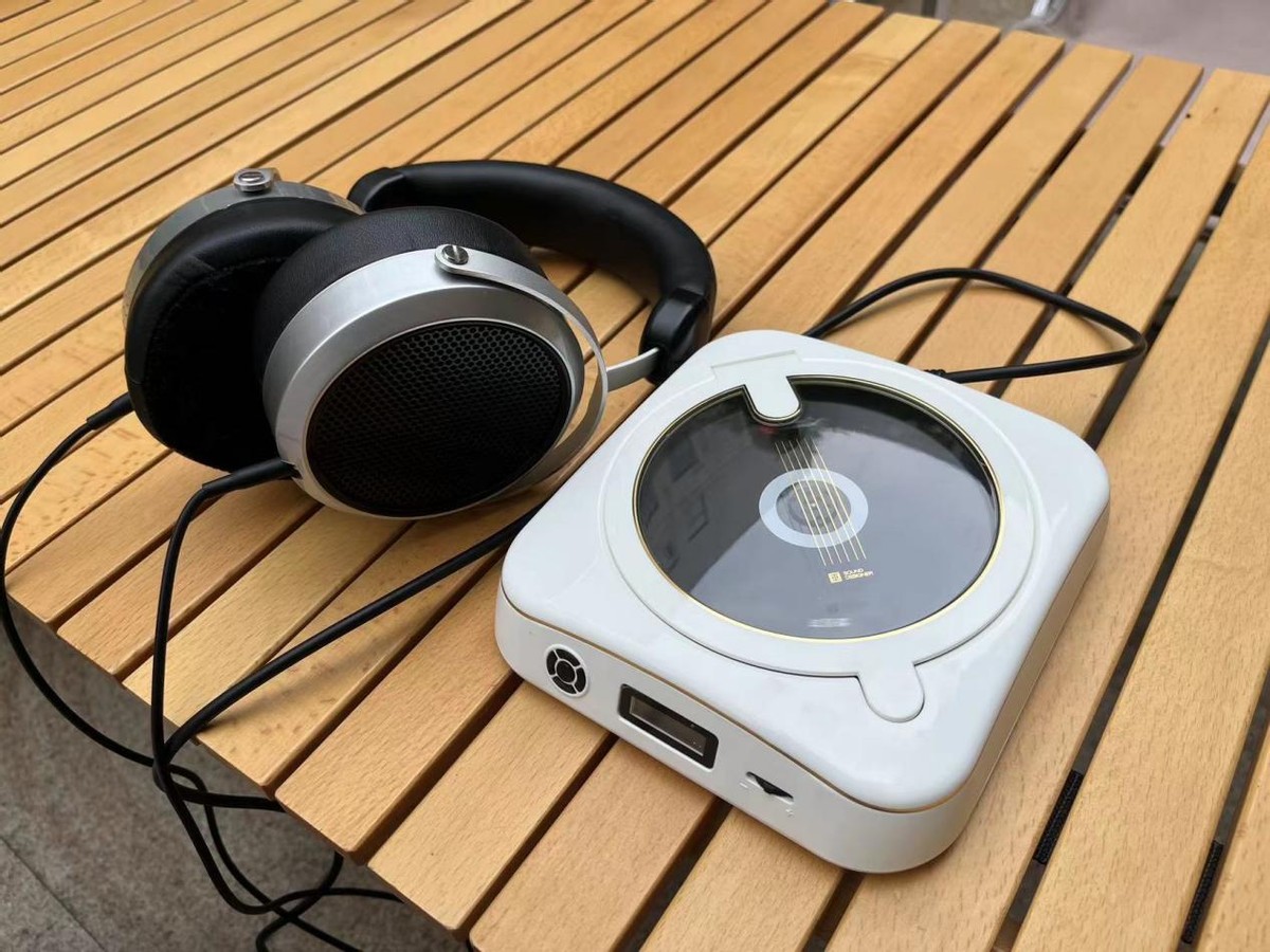 A CD player that can be used with Beyerdynamic, Sennheiser, and HiFiman ...