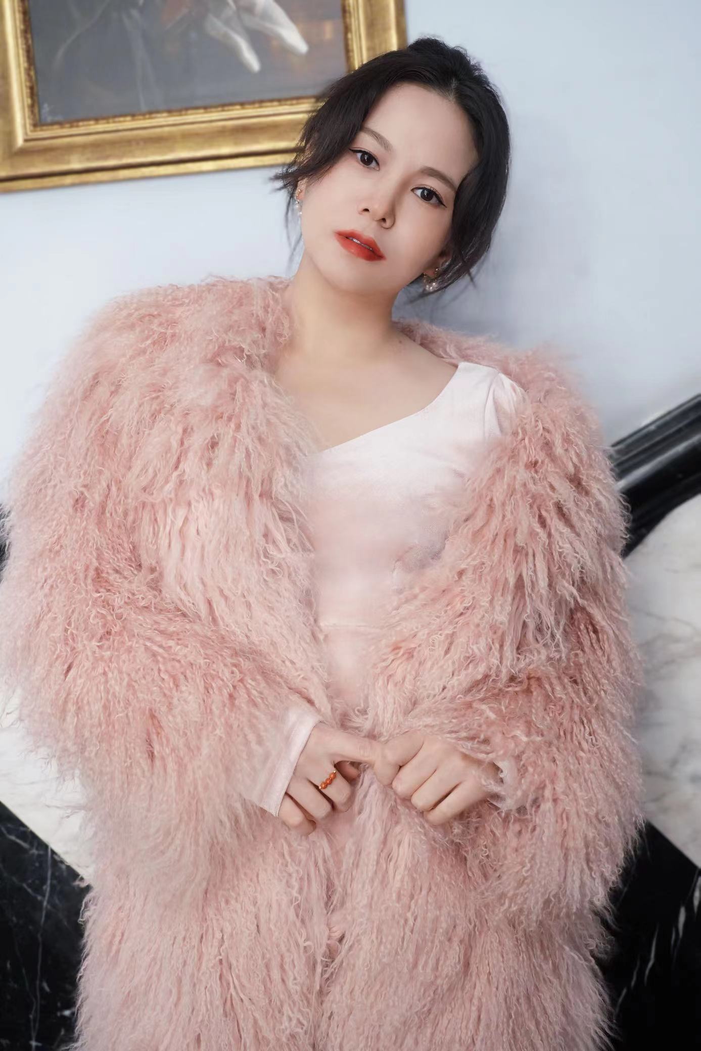 The host Liu Meixi exposed a large photo of pink fur as a smart girl ...