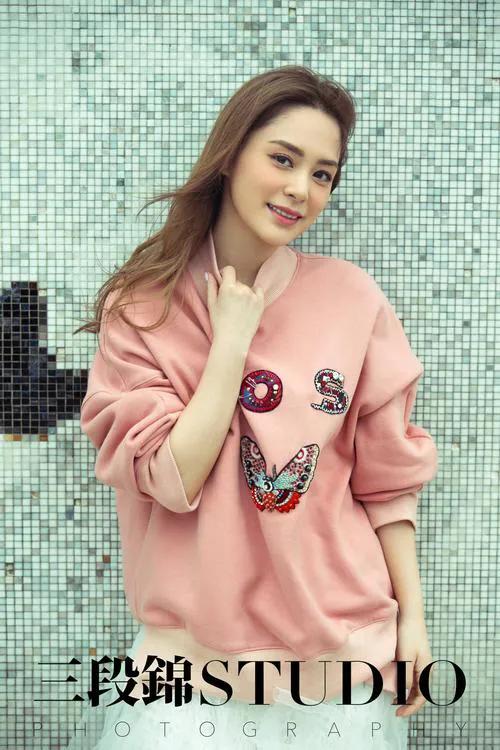 Zhong Xintong: Charming and intellectual, light and sensual - iNEWS