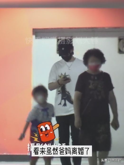 Huang Xiaoming took the baby out and was photographed, bowed his head ...