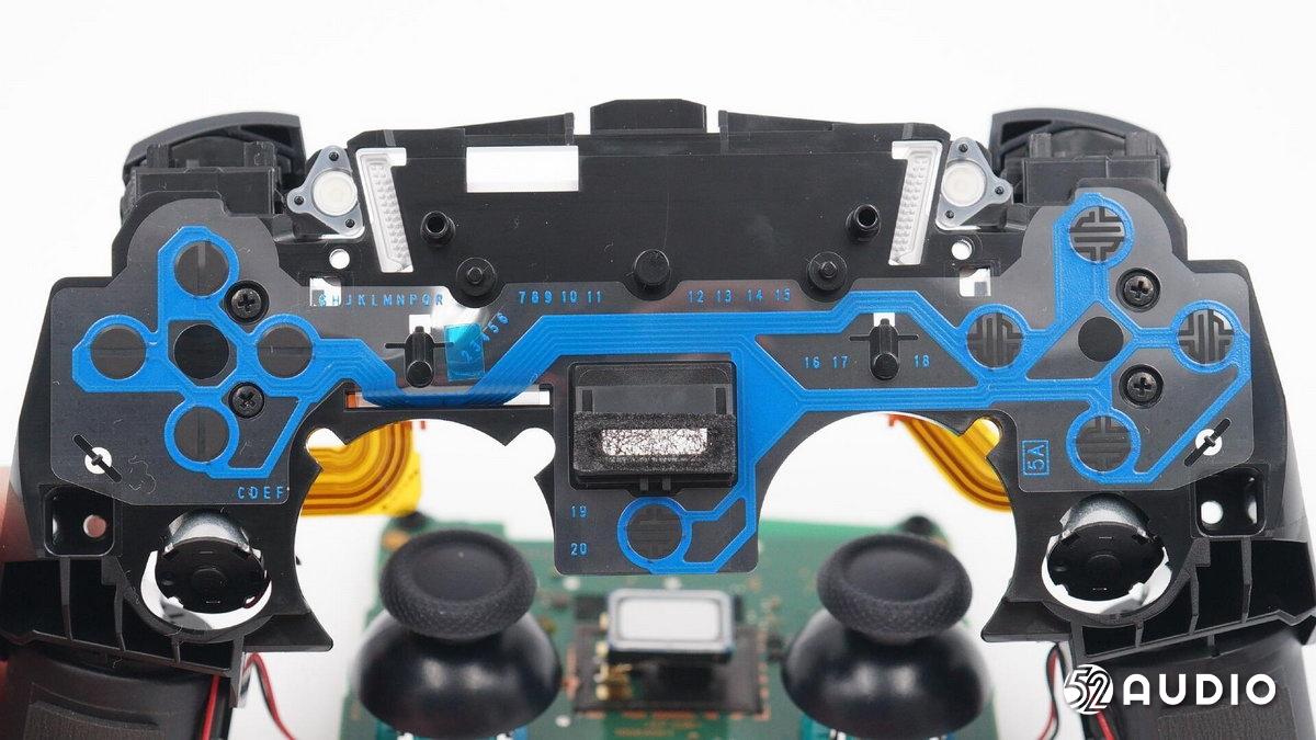 Disassemble the Sony PS5 DualSense gamepad, explore the adaptive ...